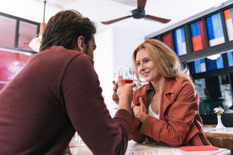 Dating Mature Women: A Guide To Capturing Their Hearts