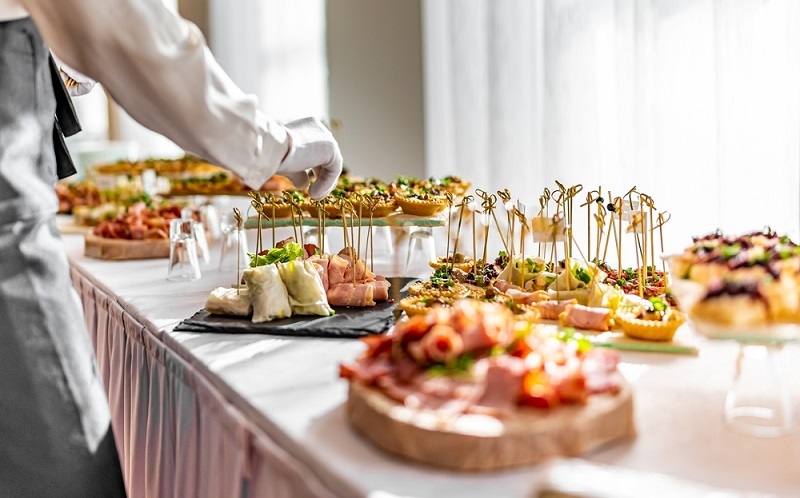 Top Wedding Catering Tips and Food Ideas on a Budget
